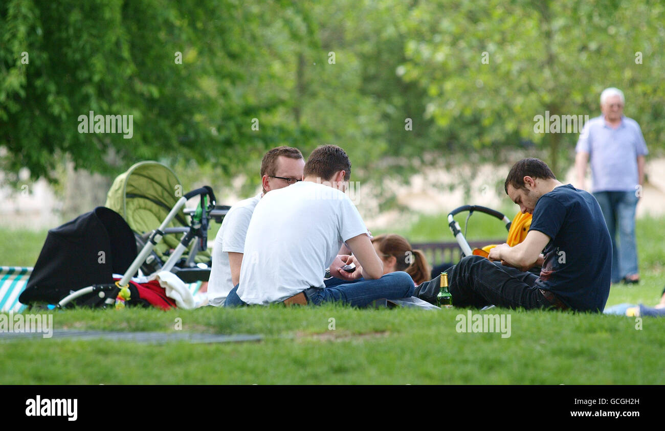 Members public enjoy warm weather in londons st hi-res stock ...