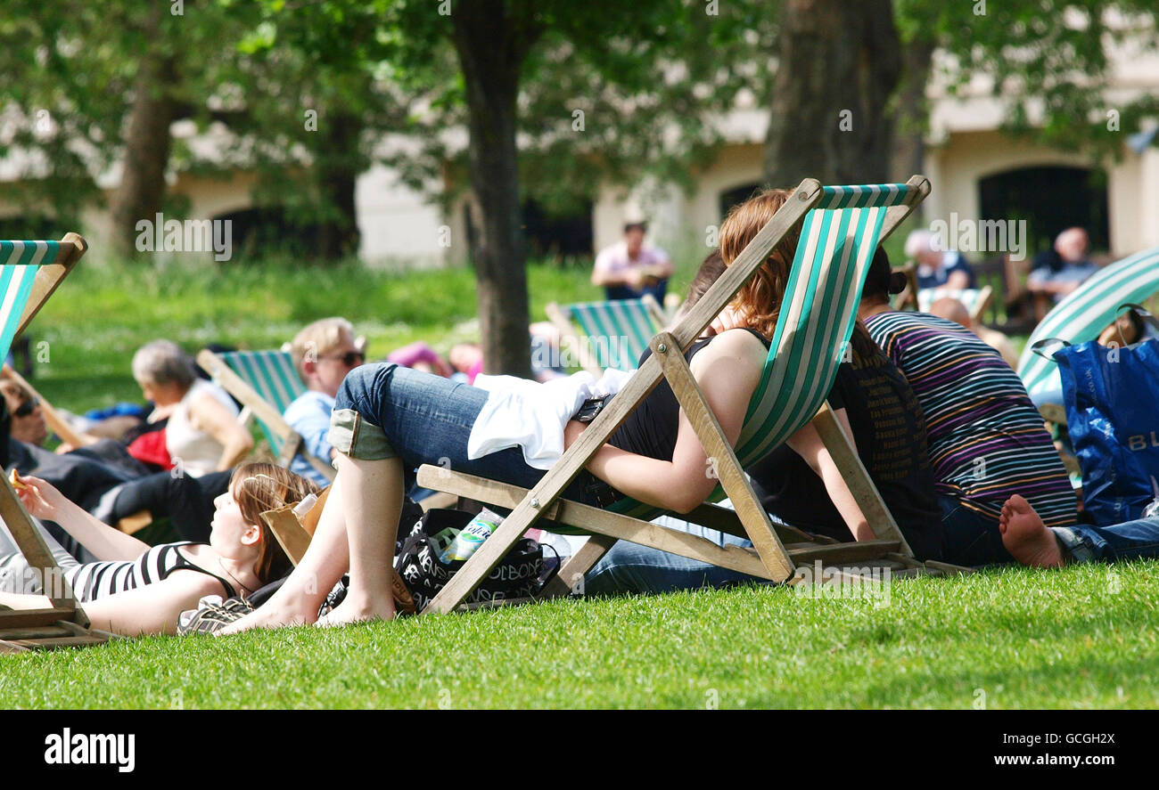 Members public enjoy warm weather in londons st hi-res stock ...