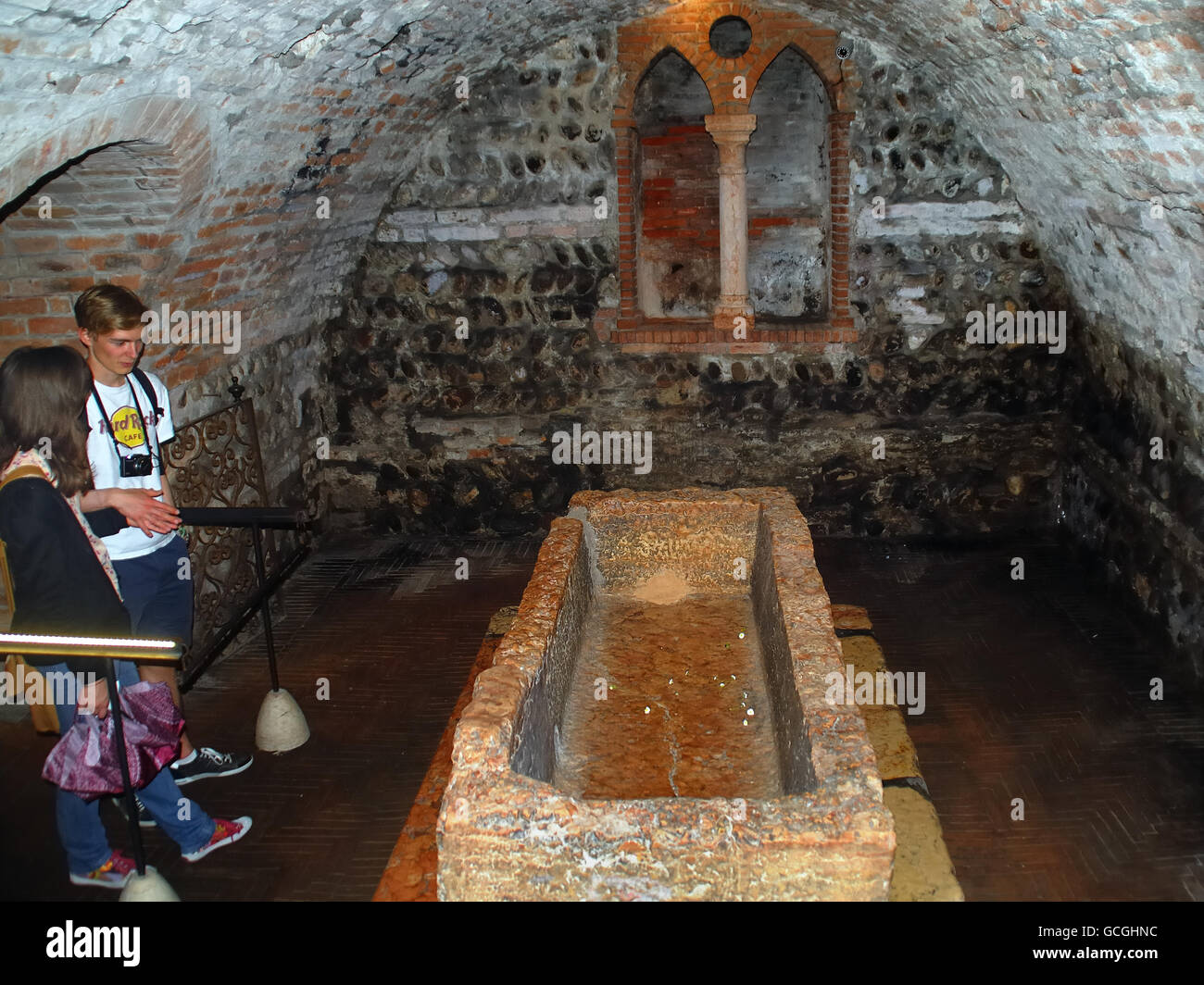 Tomb of romeo and juliet hi-res stock photography and images - Alamy