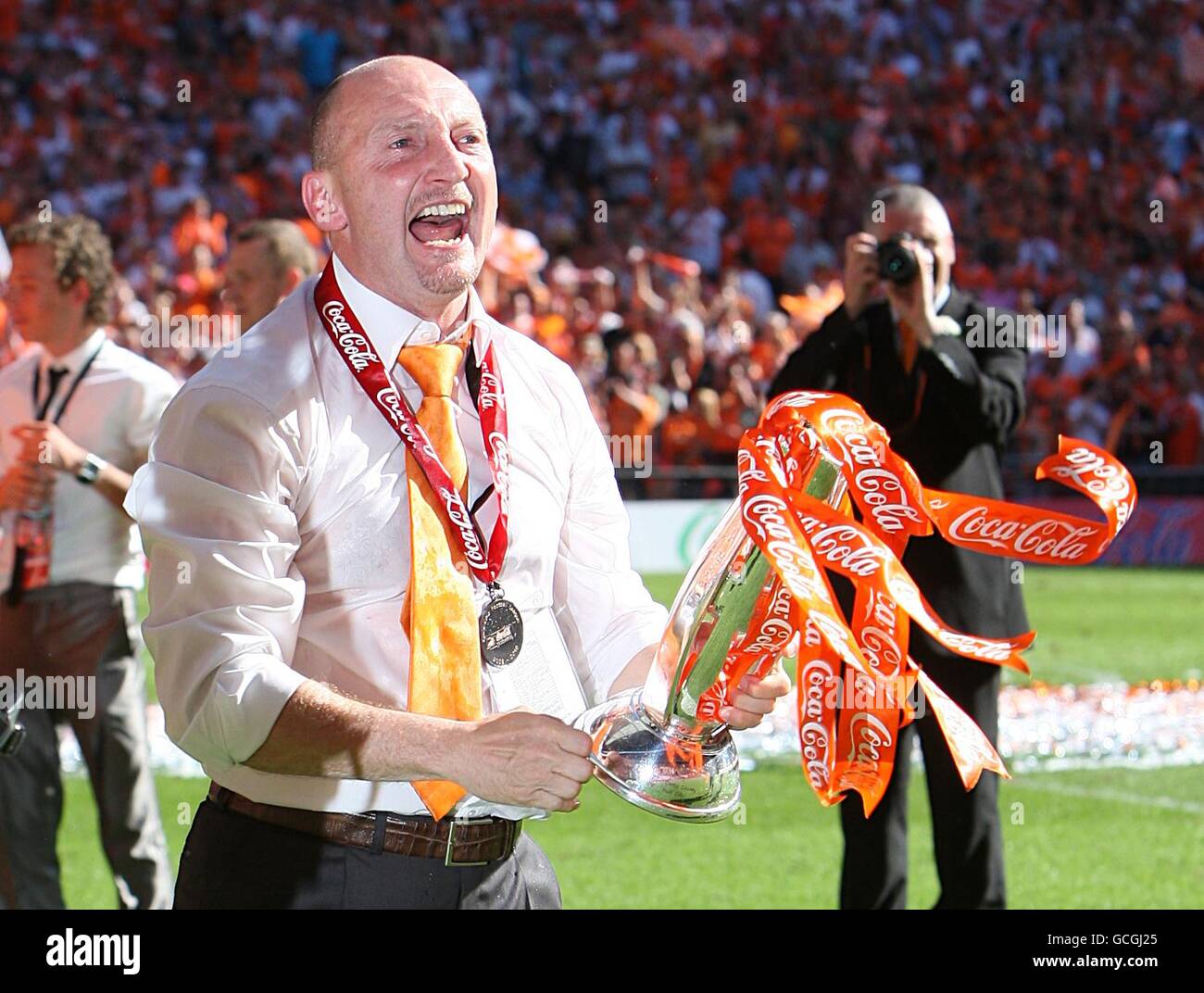 Blackpool manager play off final trophy hi-res stock photography and ...