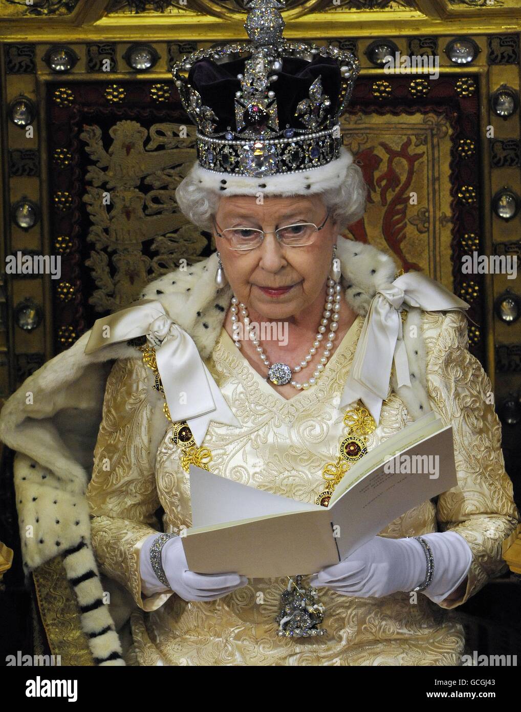 Queen elizabeth ii reading queens speech hi-res stock photography and ...