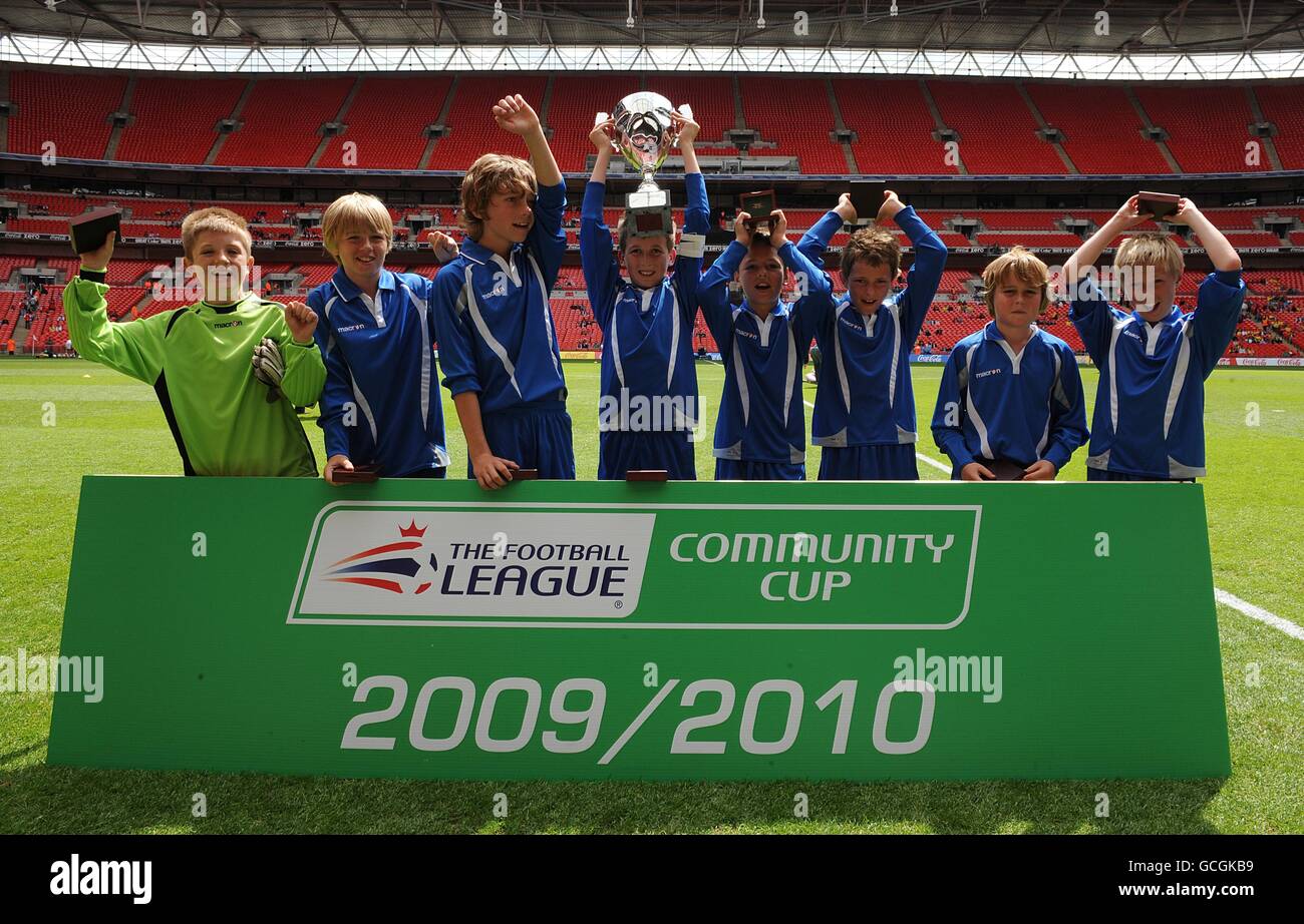 Mudeford celebrate winning the Community Cup against Meir Heath Stock ...