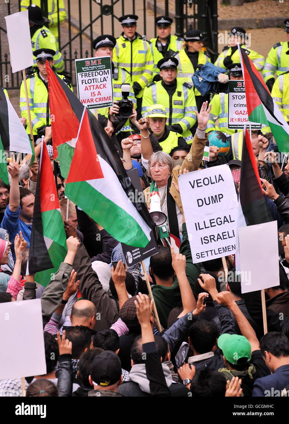 A large crowd of protesters stand at the entrance to Kensington Palace ...
