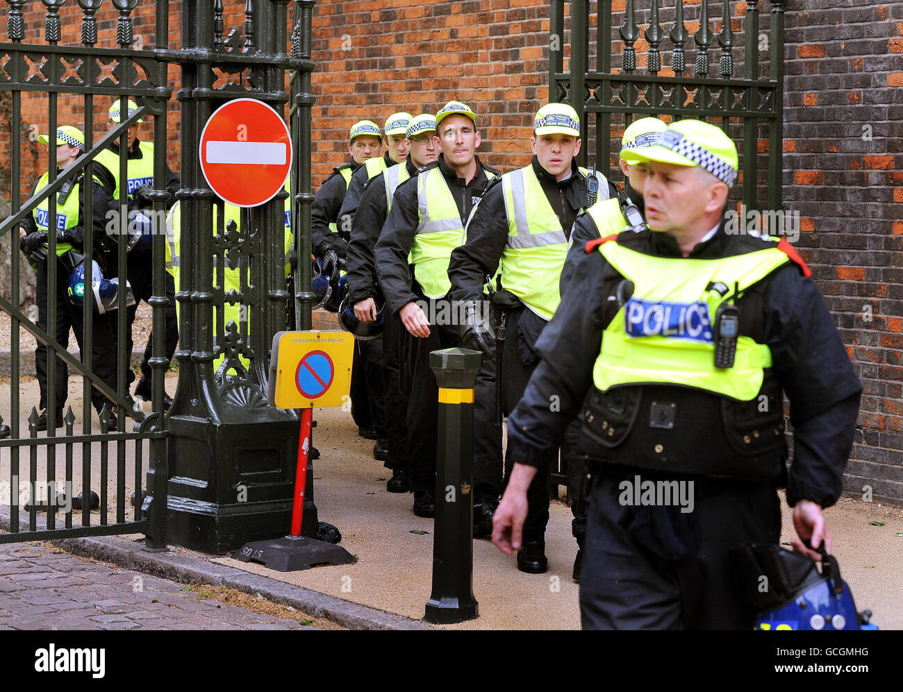 Metropolitan police in riot gear hi-res stock photography and images ...