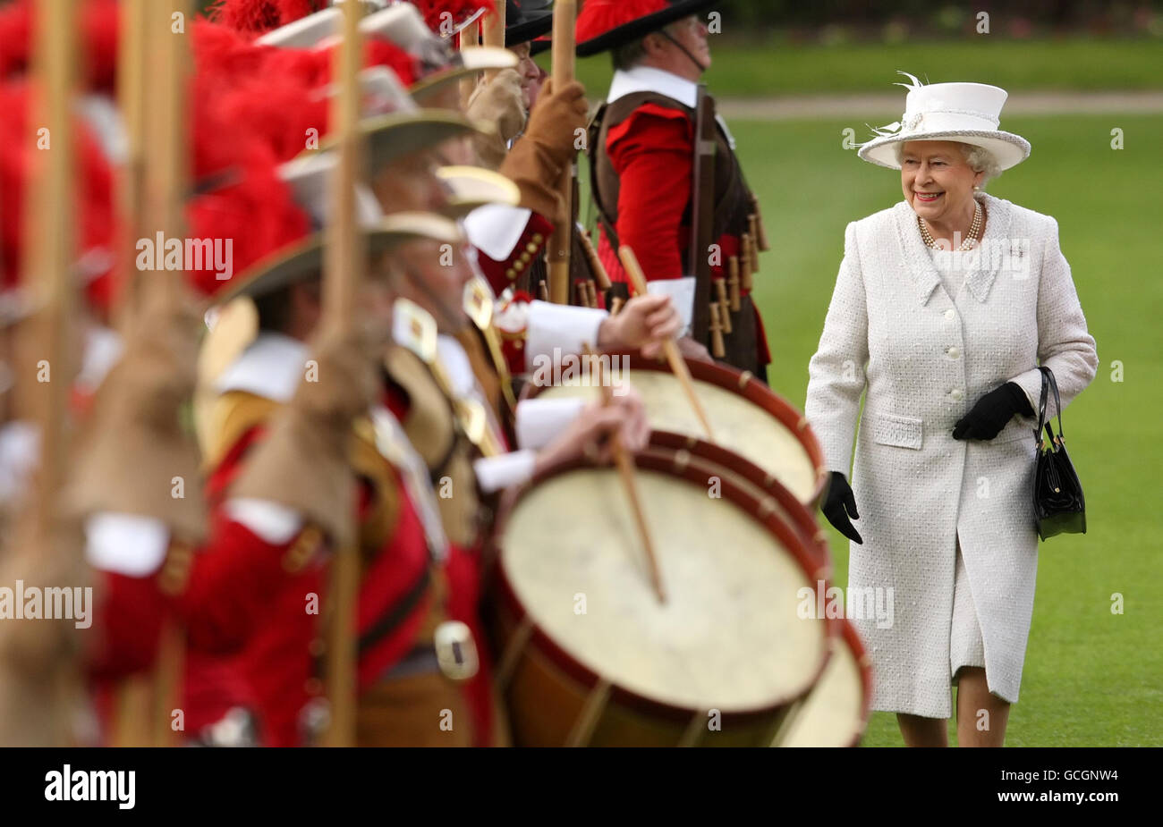 Queen Elizabeth II reviews the Company of Pikemen and Musketeers of the ...