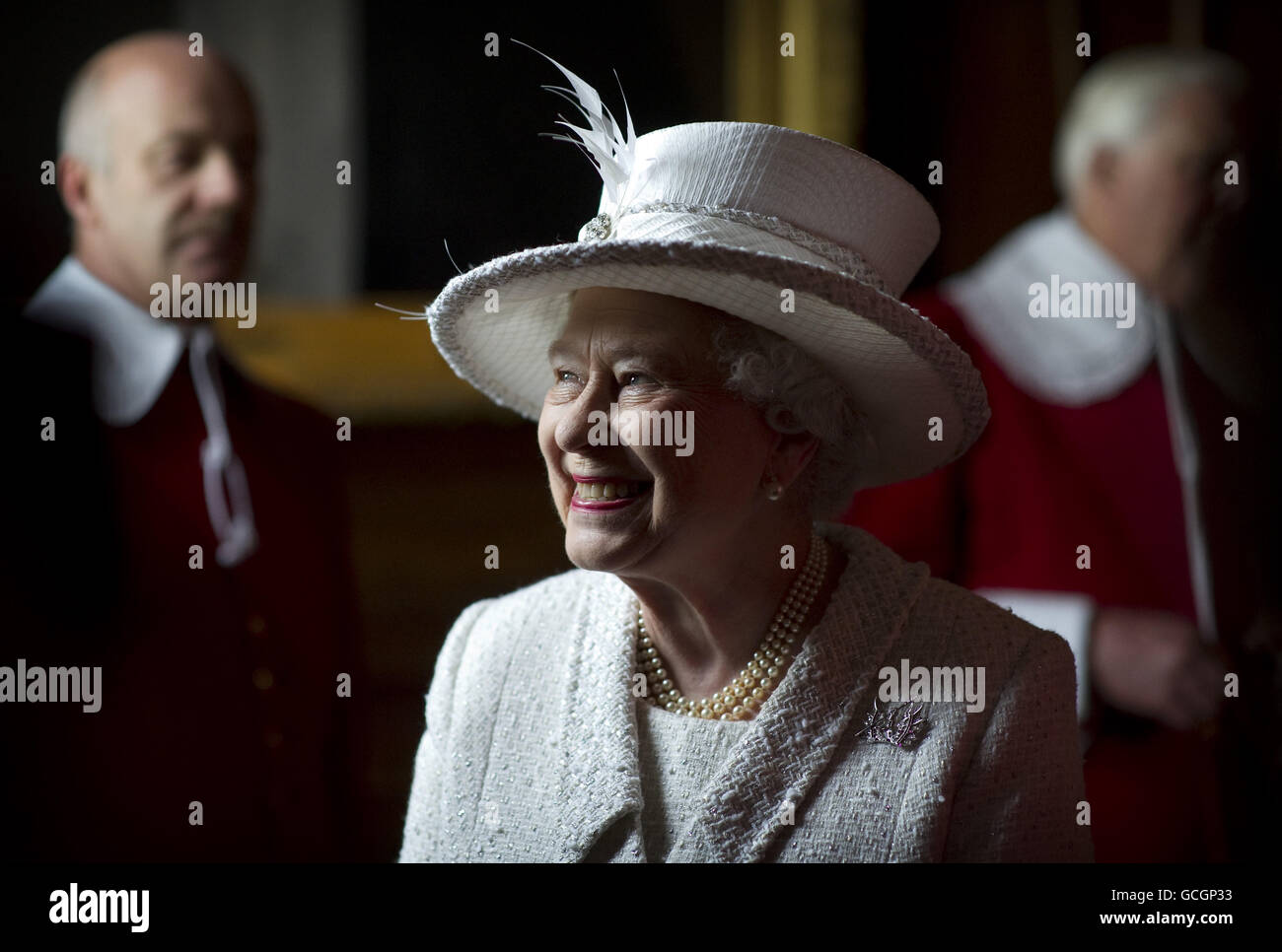 Queen Elizabeth II visiting the Pikemen and Musketeers of the ...
