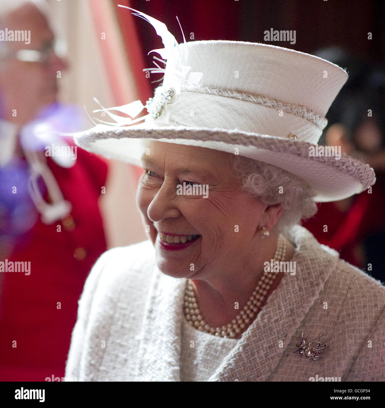 Queen Elizabeth II visiting the Pikemen and Musketeers of the ...