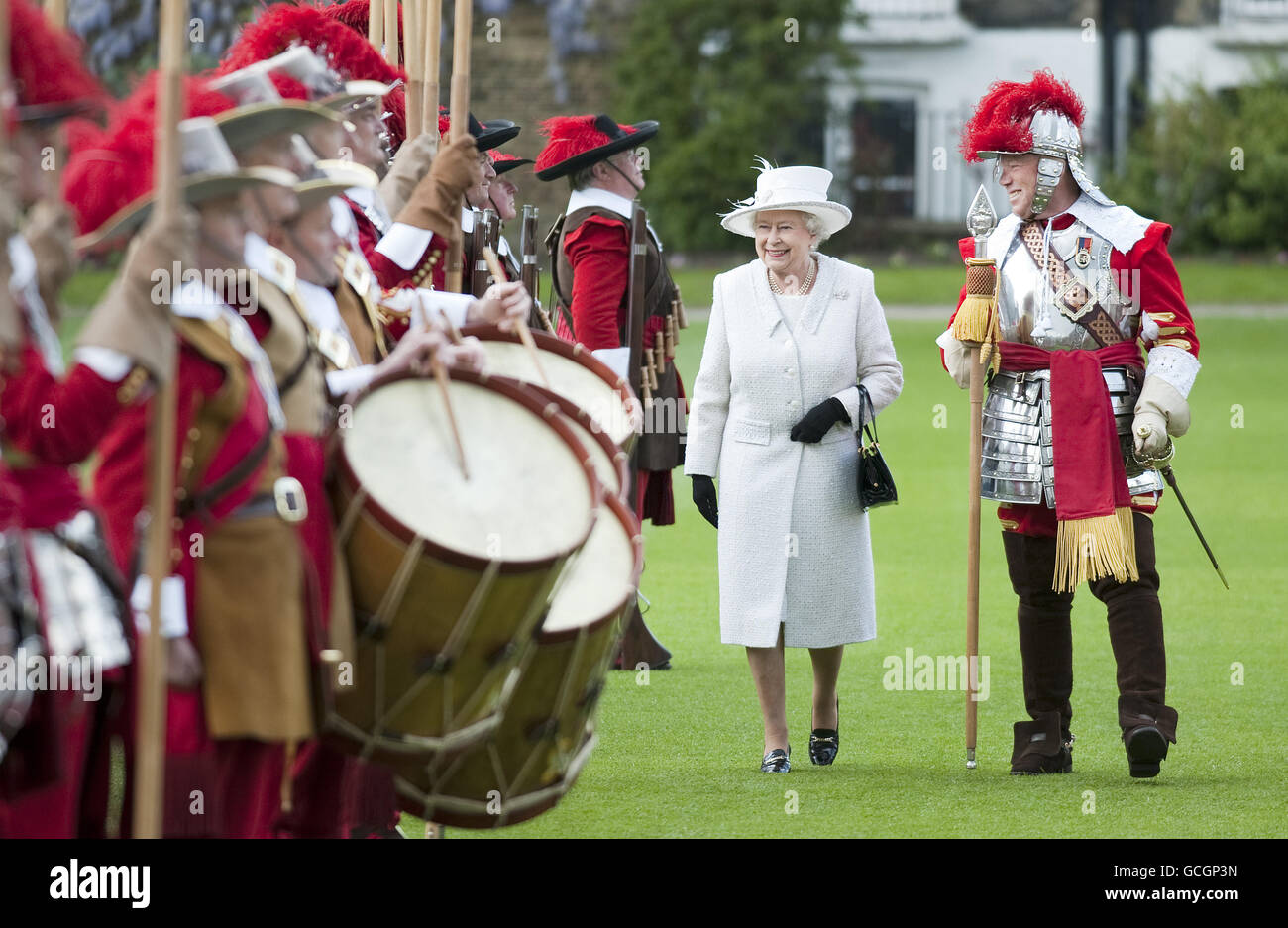 Queen Elizabeth II reviews the Company of Pikemen and Musketeers of the ...
