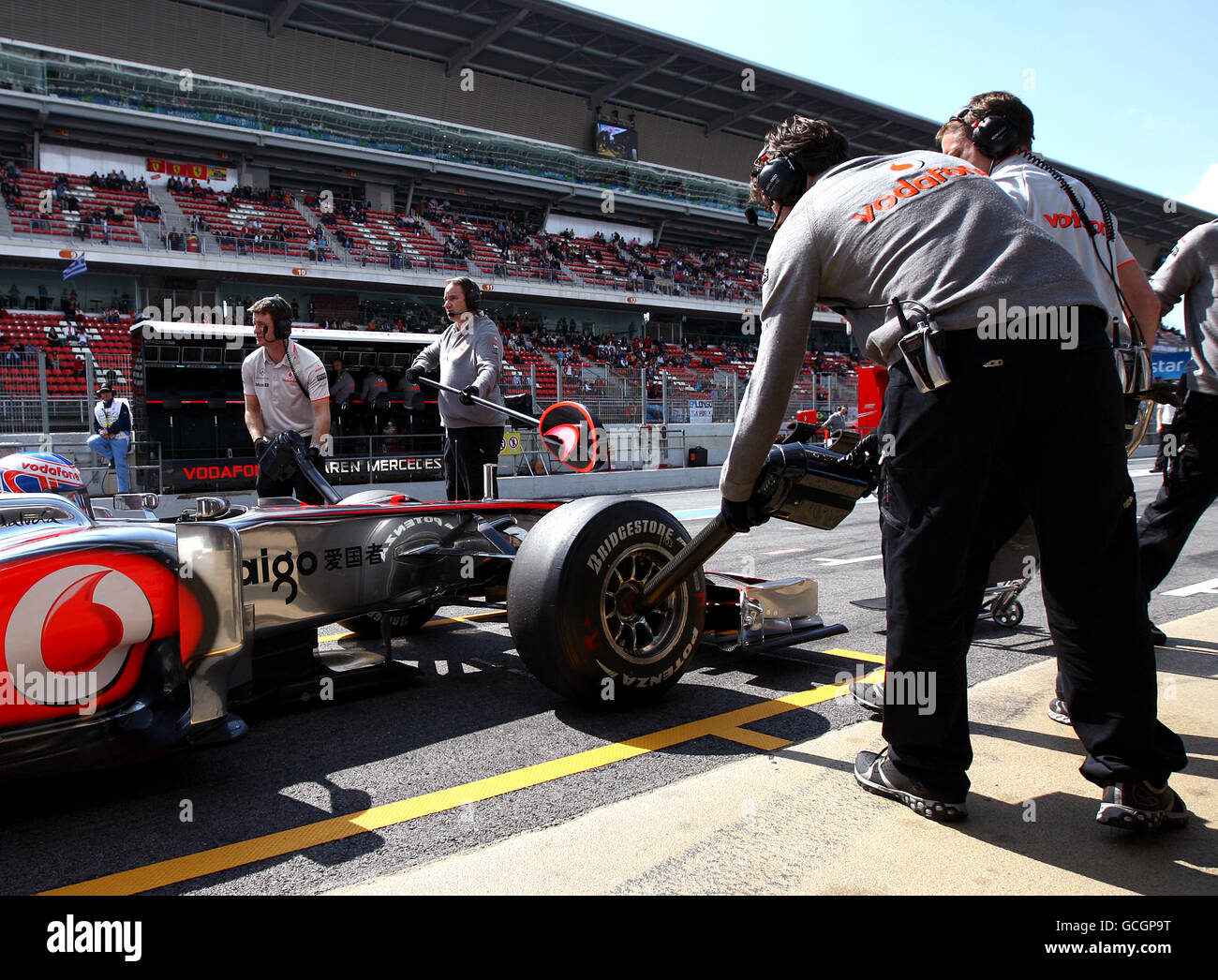 Mclaren mechanic f1 formula one hi-res stock photography and images - Alamy