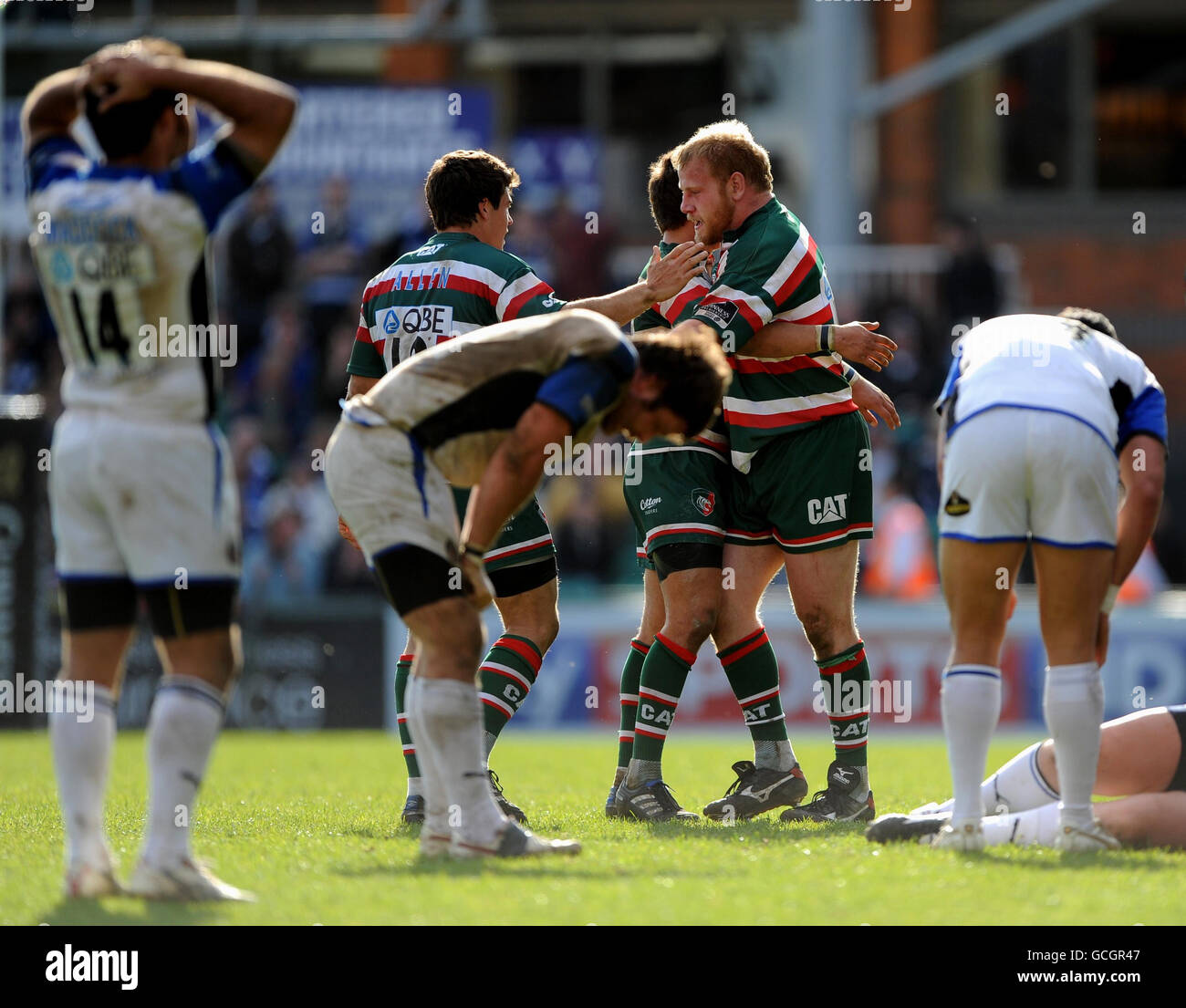 Rugby players hugging hi-res stock photography and images - Alamy
