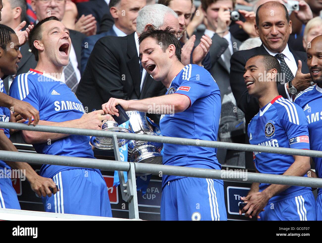 Ashley cole fa cup trophy hi-res stock photography and images - Alamy