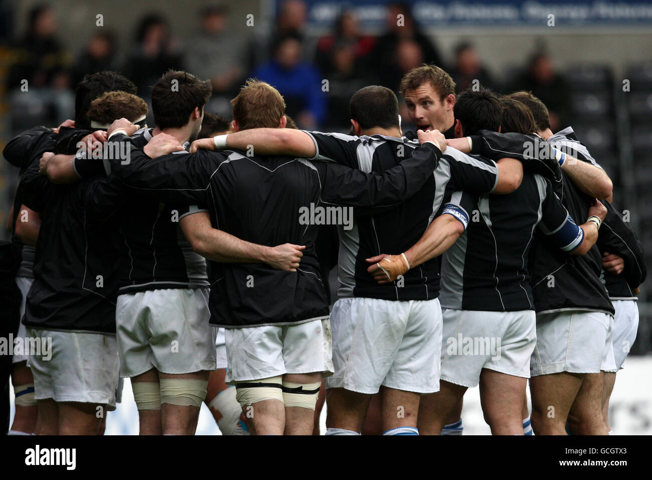 Ospreys rugby team huddle hi-res stock photography and images - Alamy