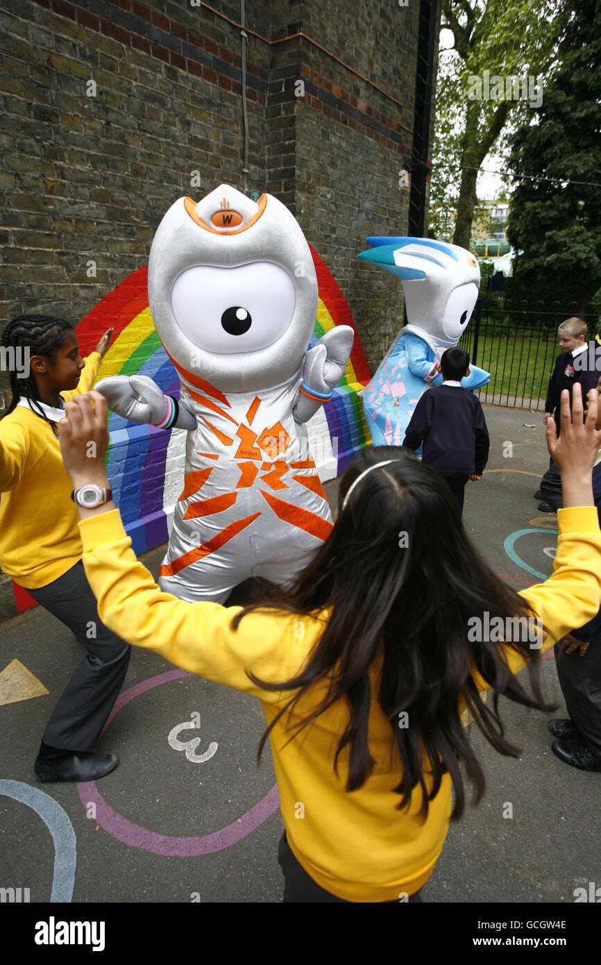 From left to right mascots hi-res stock photography and images - Alamy