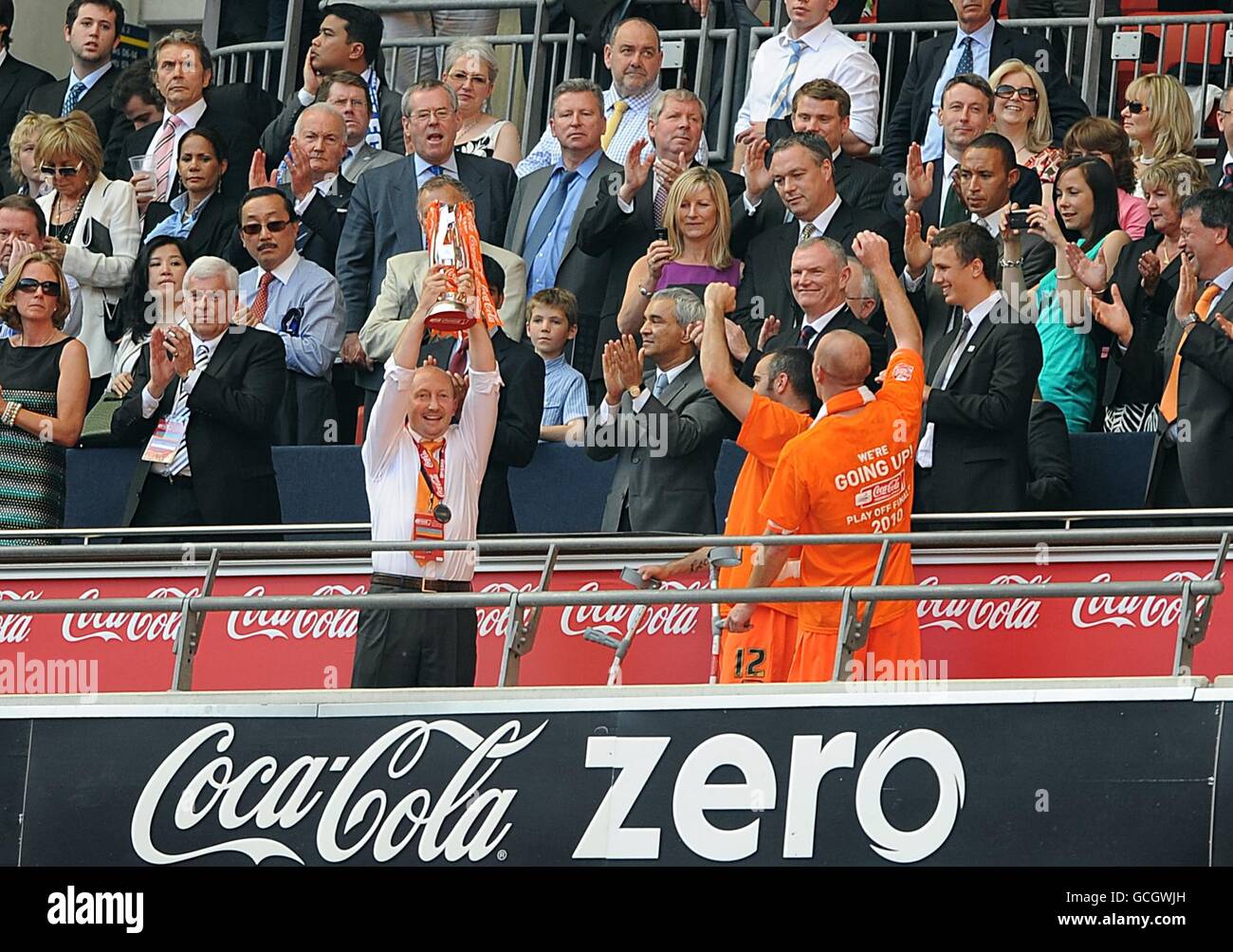 Blackpool manager play off final trophy hi-res stock photography and ...