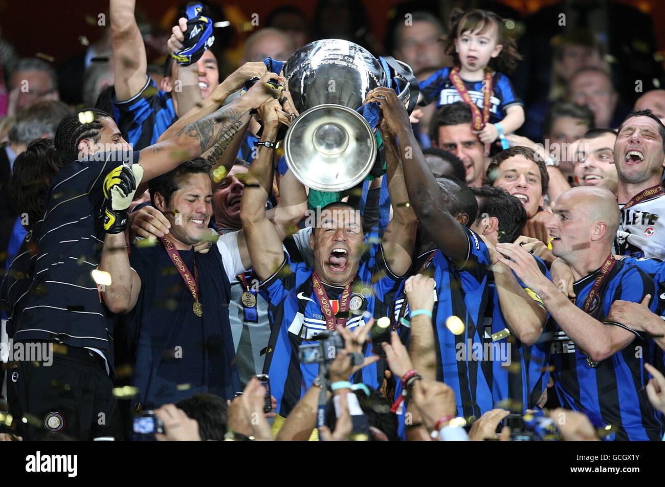 Inter milans ivan cordoba lifts the uefa champions league trophy hi-res ...