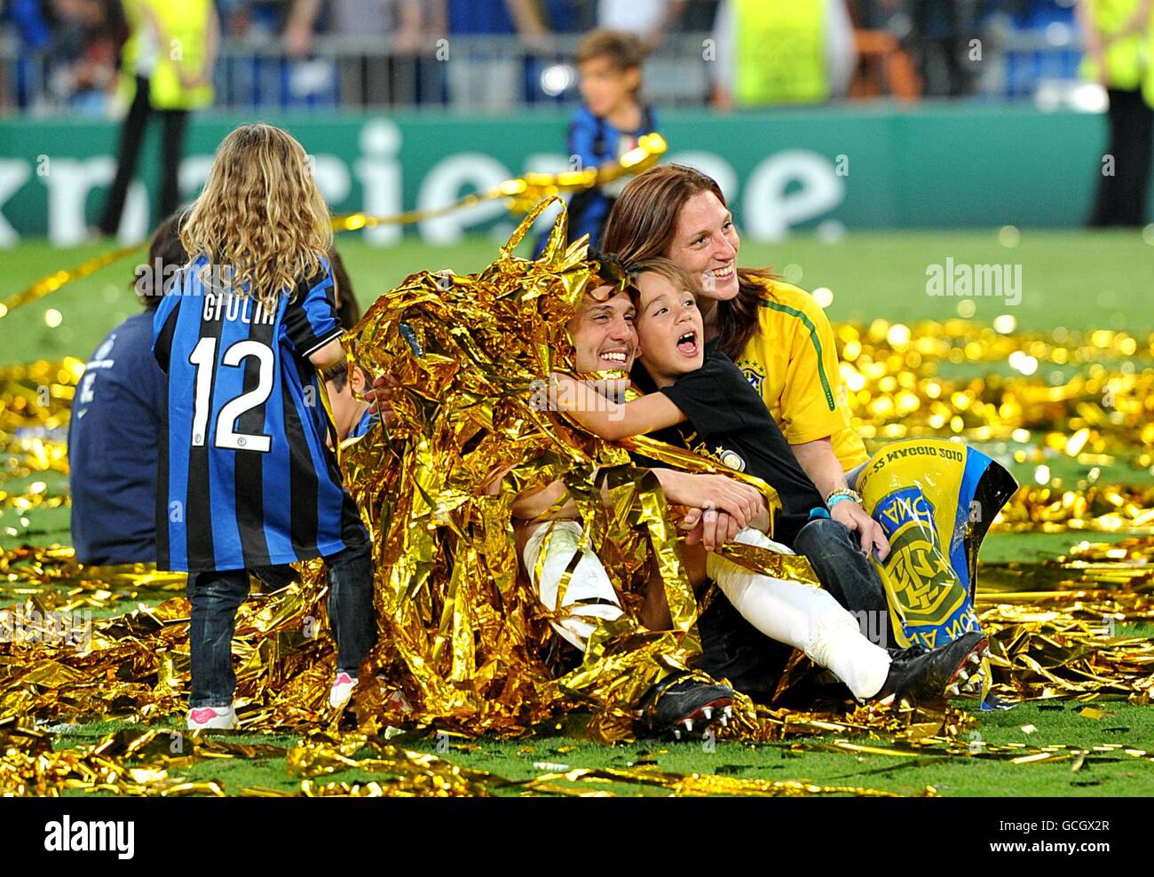 Inter Milan goalkeeper Julio Cesar (centre) celebrates amongst the ...
