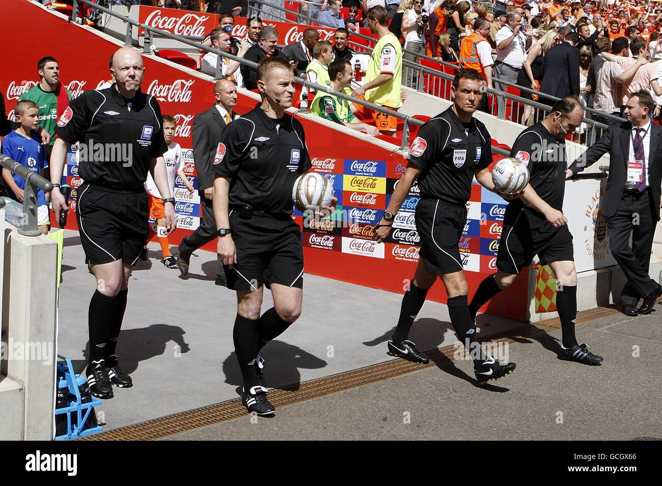 L r adam watts assistant referee hi-res stock photography and images ...