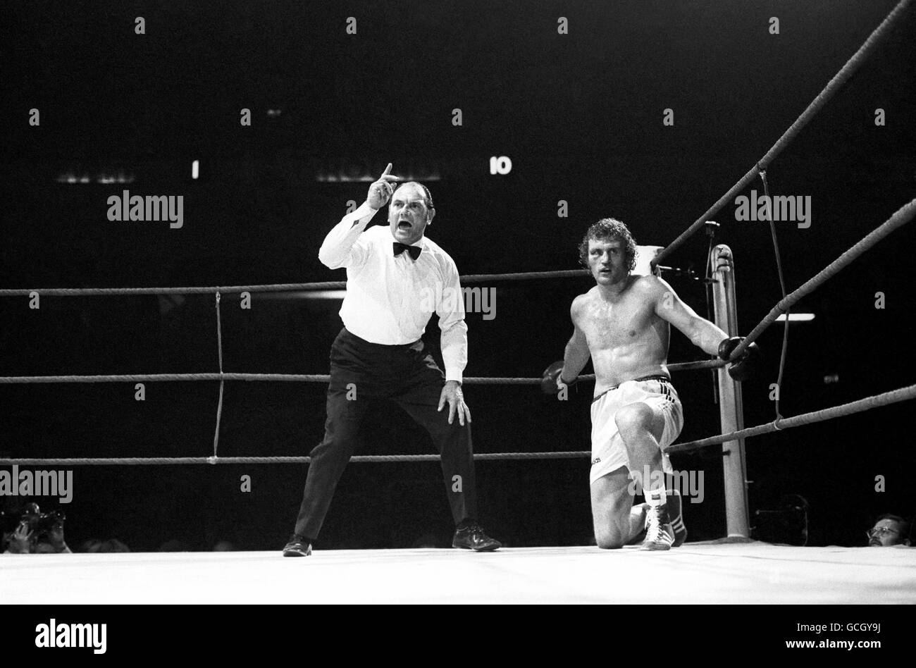 162588 6 counting boxing ring general view hi-res stock photography and ...