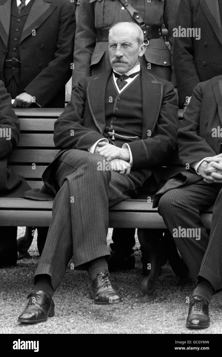 Sir Alfred Milner, a member of the Imperial War Cabinet in the First ...