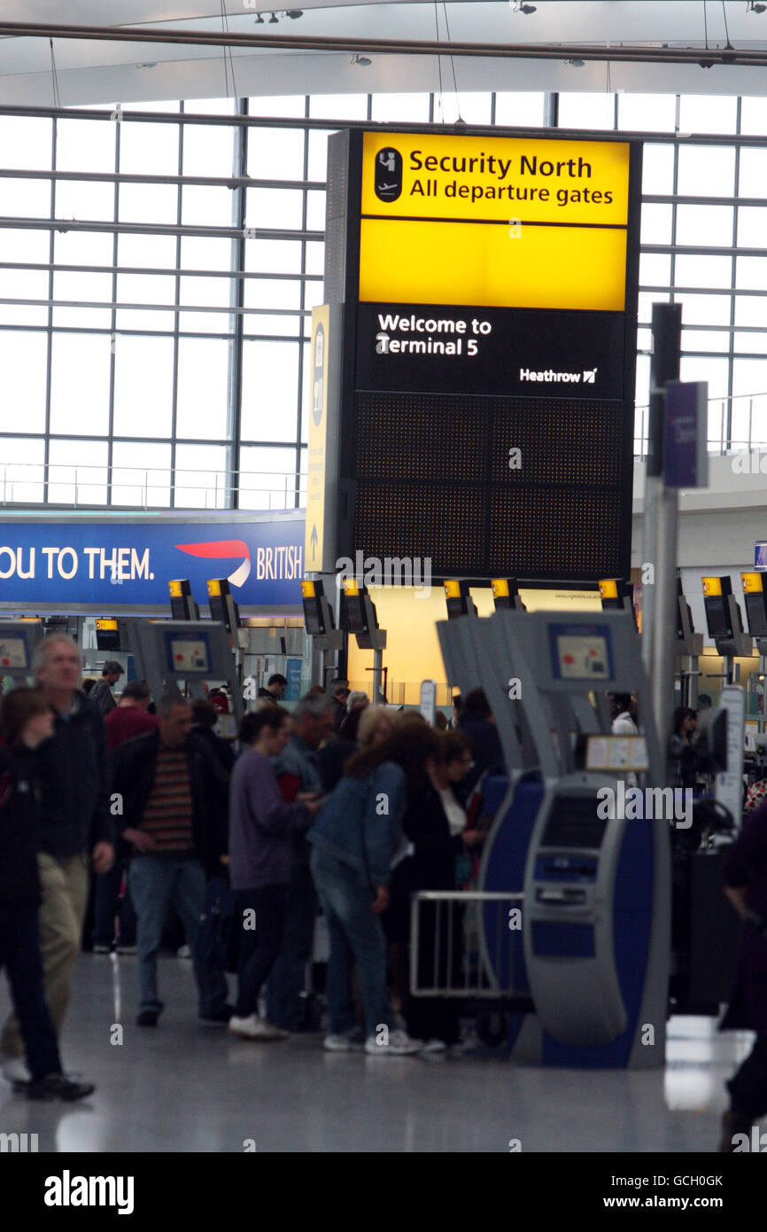 Air passengers check in at heathrows terminal 5 hi-res stock ...