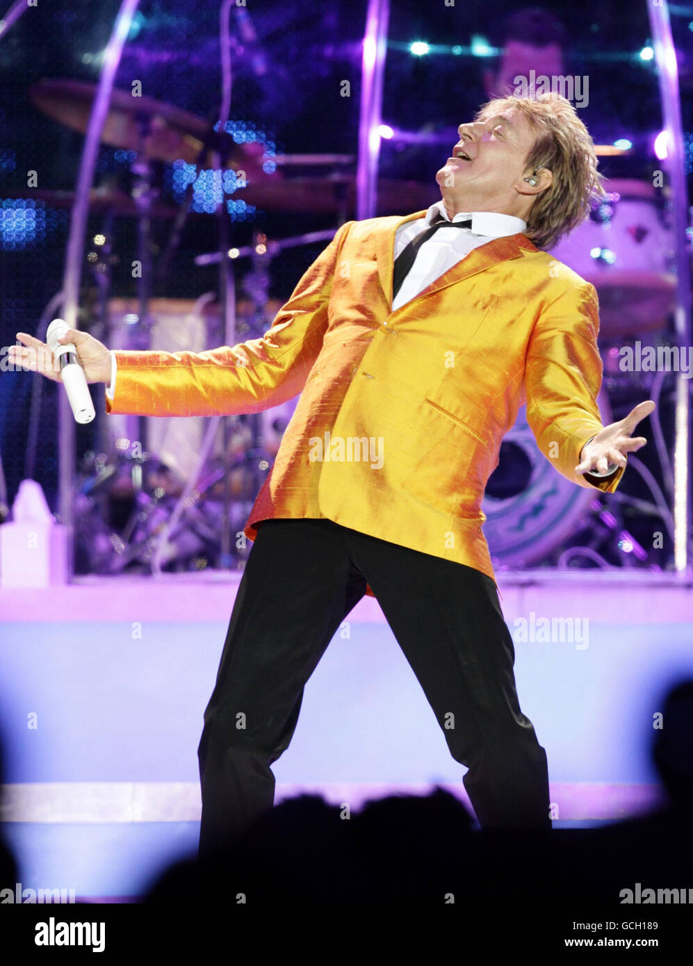 Rod stewart performing at the o2 arena london hi-res stock photography ...