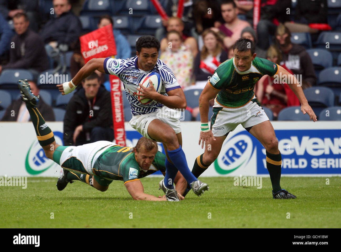 Samoa's Reupena Levasa breaks away from South Africa's Chase Minnaar ...