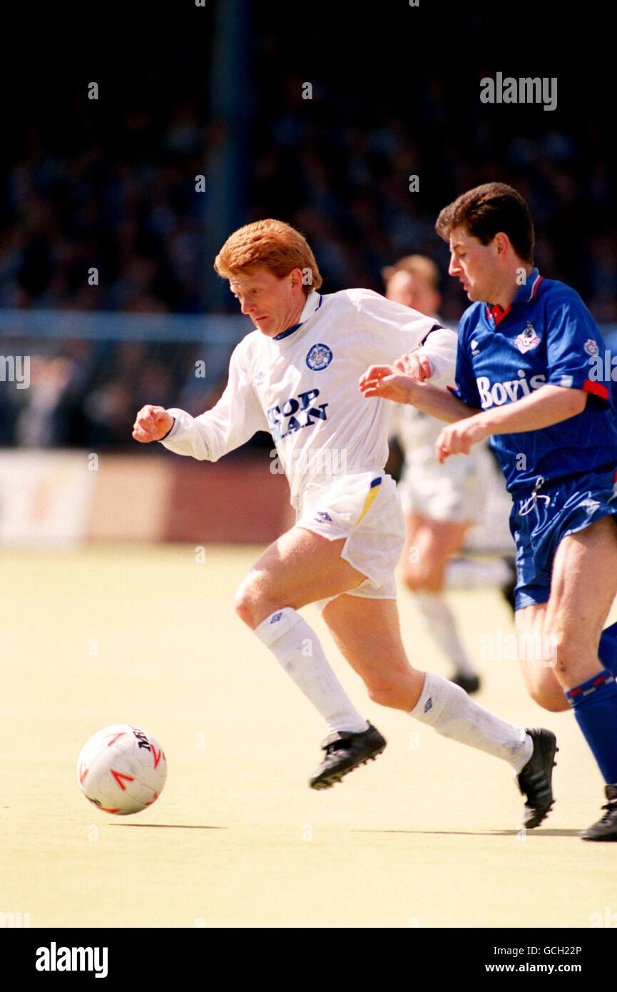 Football action gordon strachan hi-res stock photography and images - Alamy