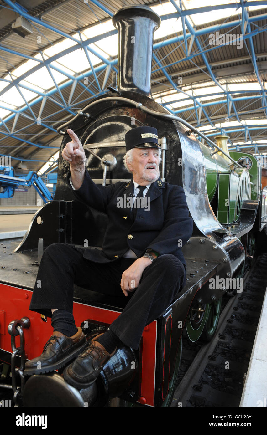 Bernard cribbins railway children film hi-res stock photography and ...