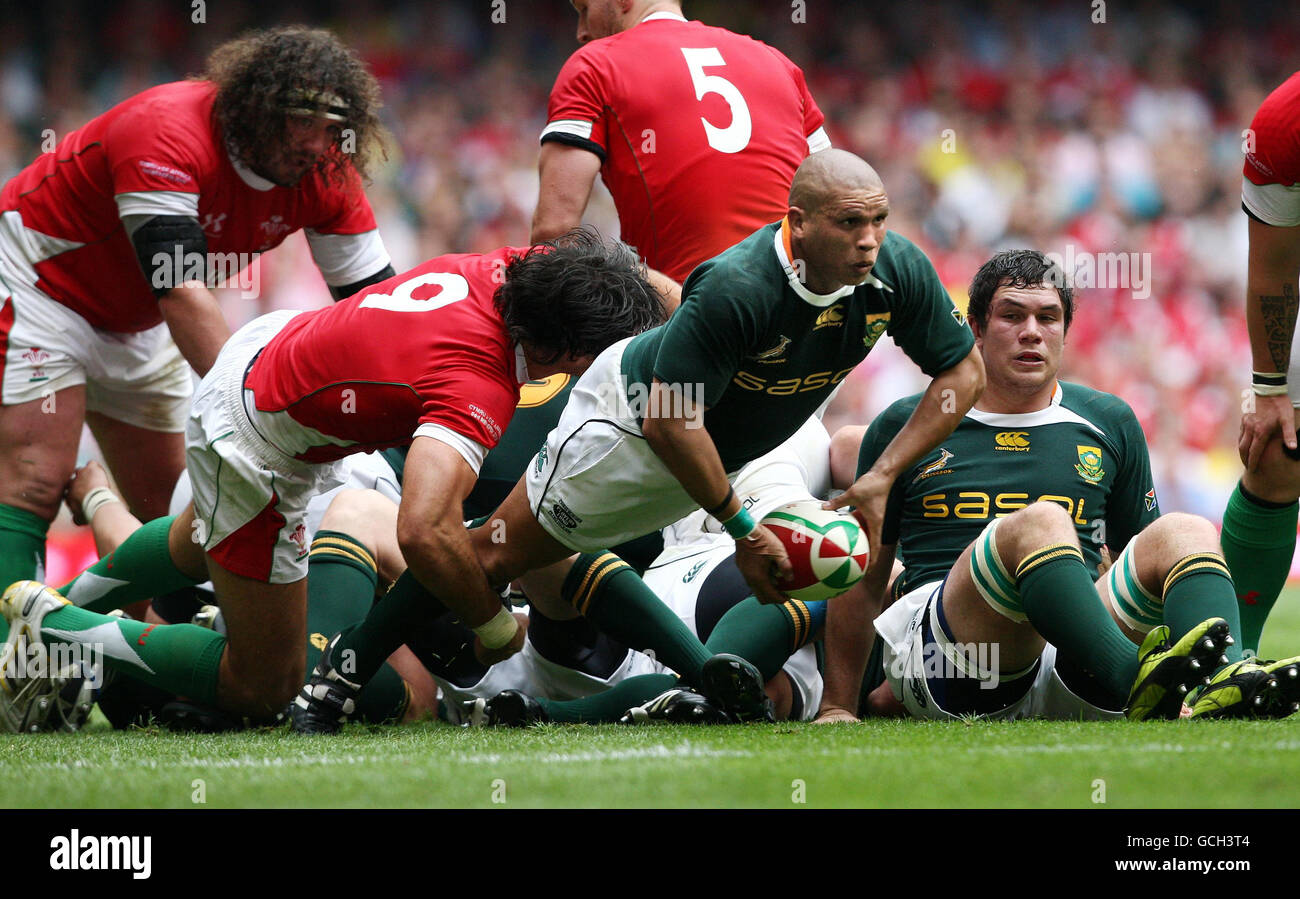 South Africa's Ricky Januarie passes from a maul under pressure from ...