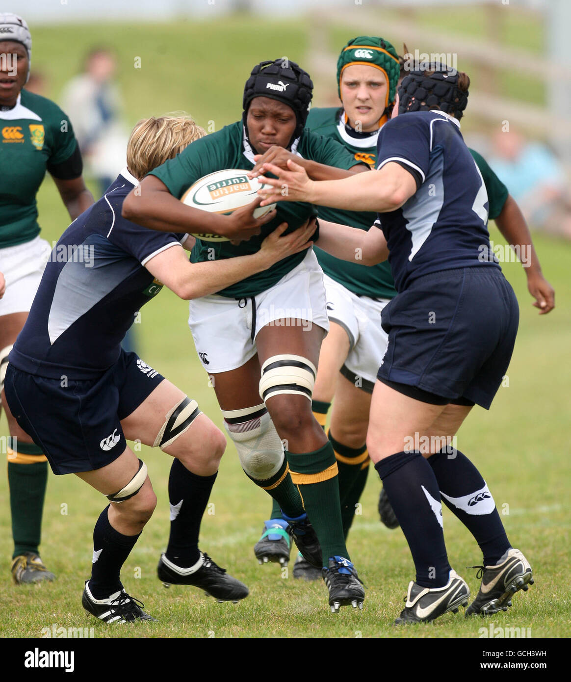 Scotland's Lynne Reid and South Africa's Nolusindiso Booi in action ...