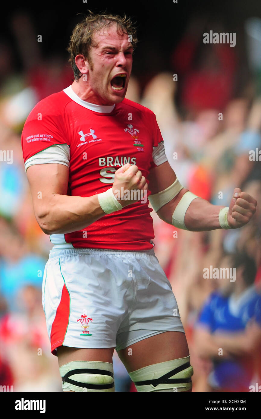 Alun wyn jones wales rugby celebrates hi-res stock photography and ...