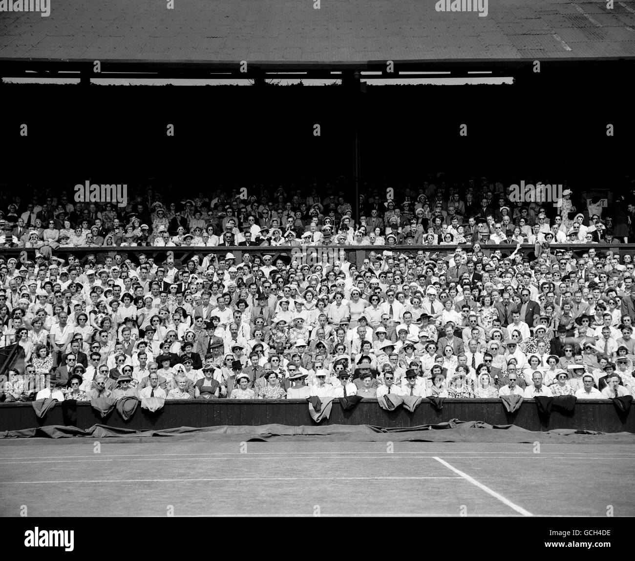 Spectators watch at the tennis center court hi-res stock photography ...