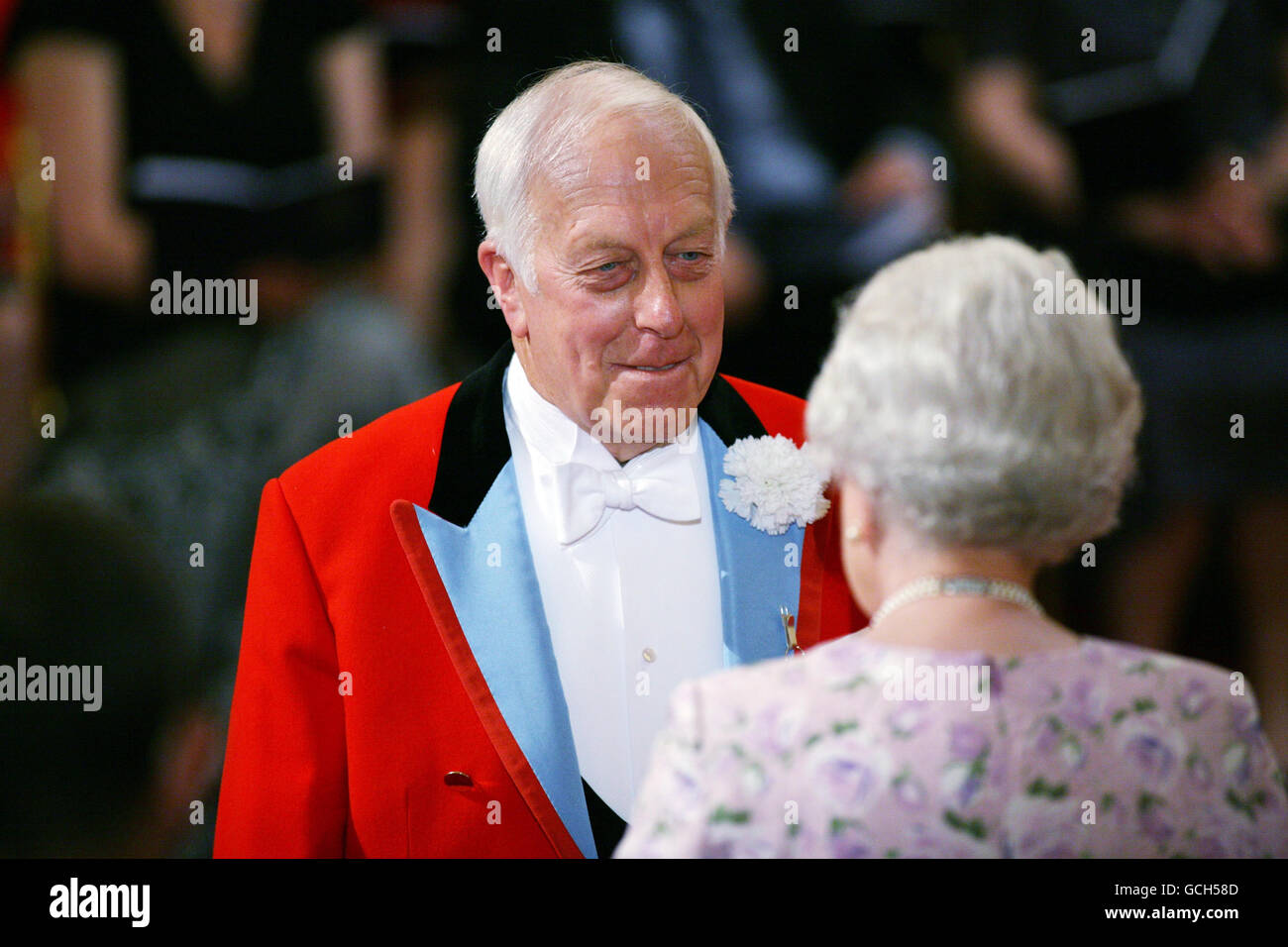 Blackpool circus ringmaster norman barrett receives mbe queen ...