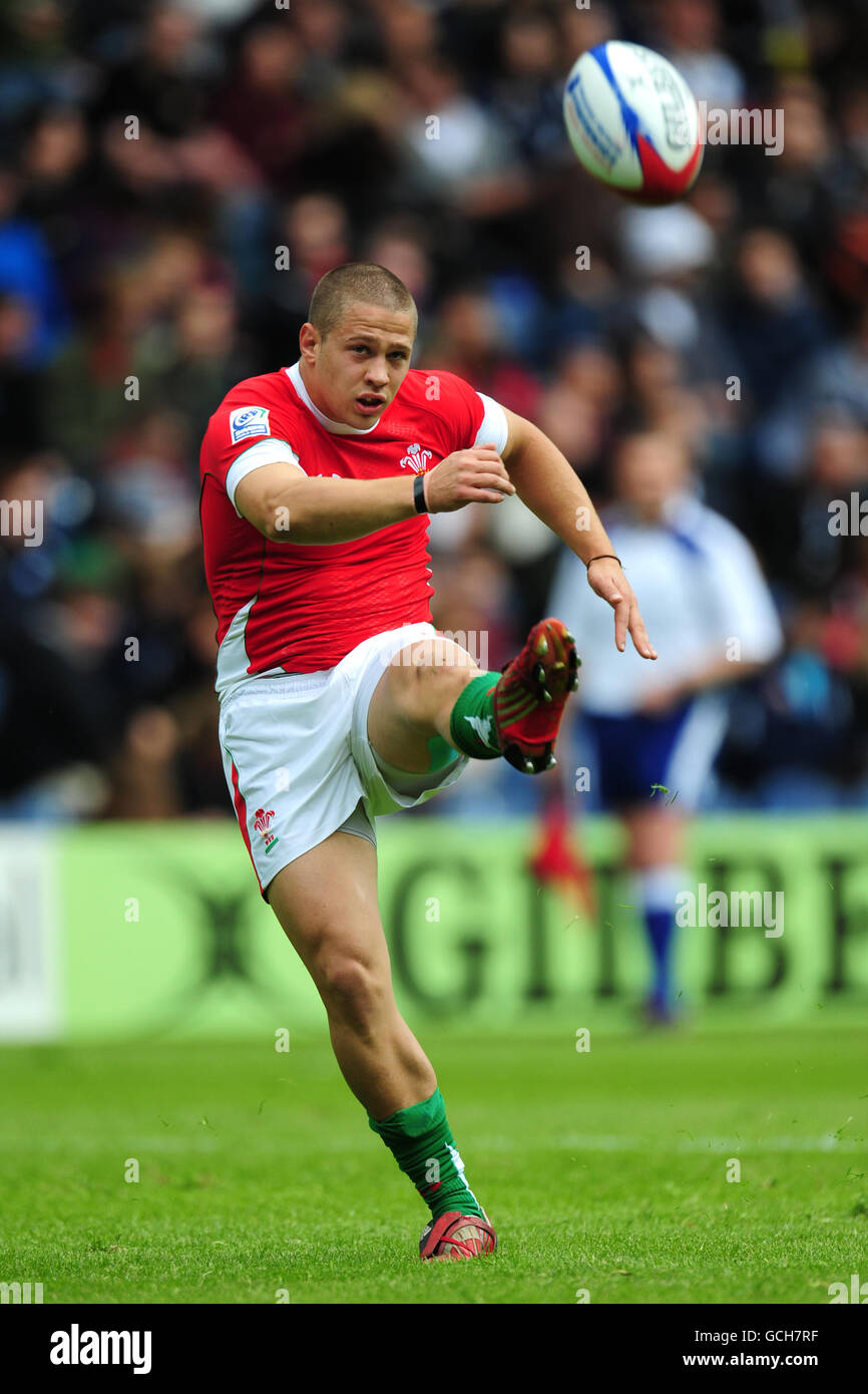 Wales rhys jones kicks a drop goal conversion hi-res stock photography ...