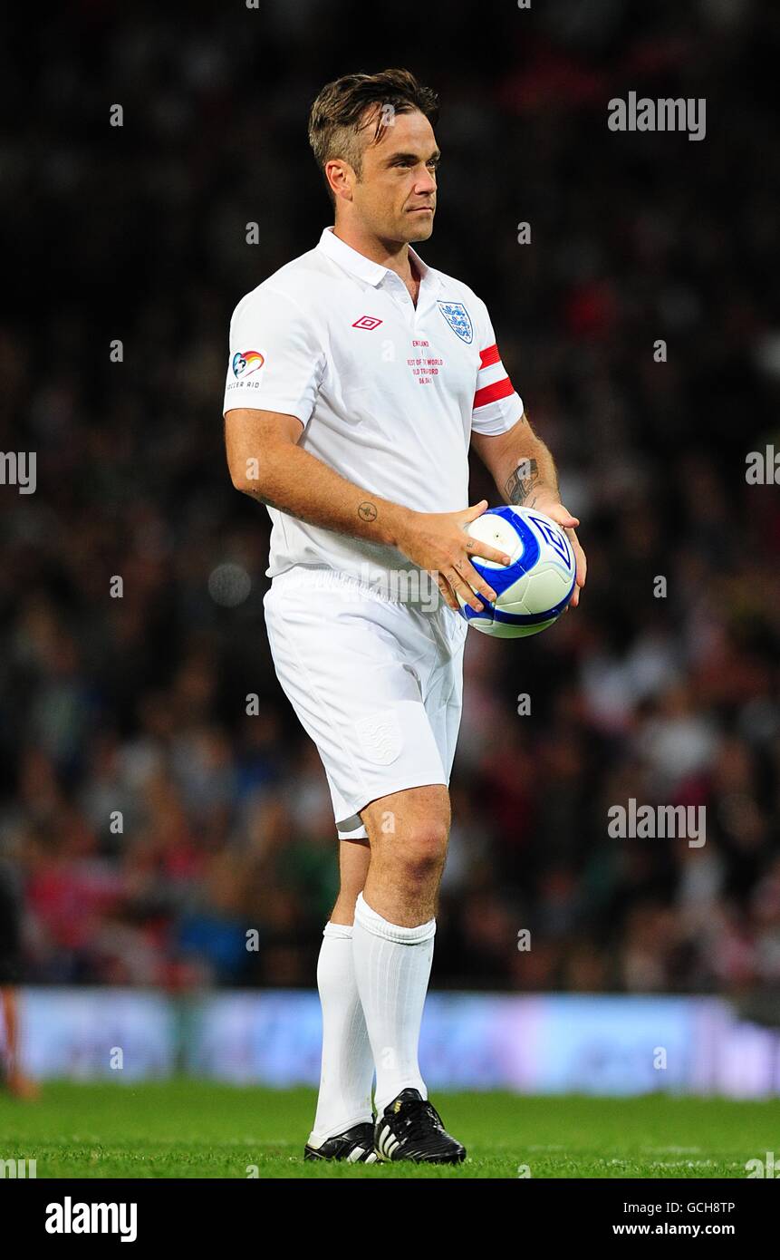 Robbie Williams during the 2010 Socceraid match at Old Trafford Stock ...