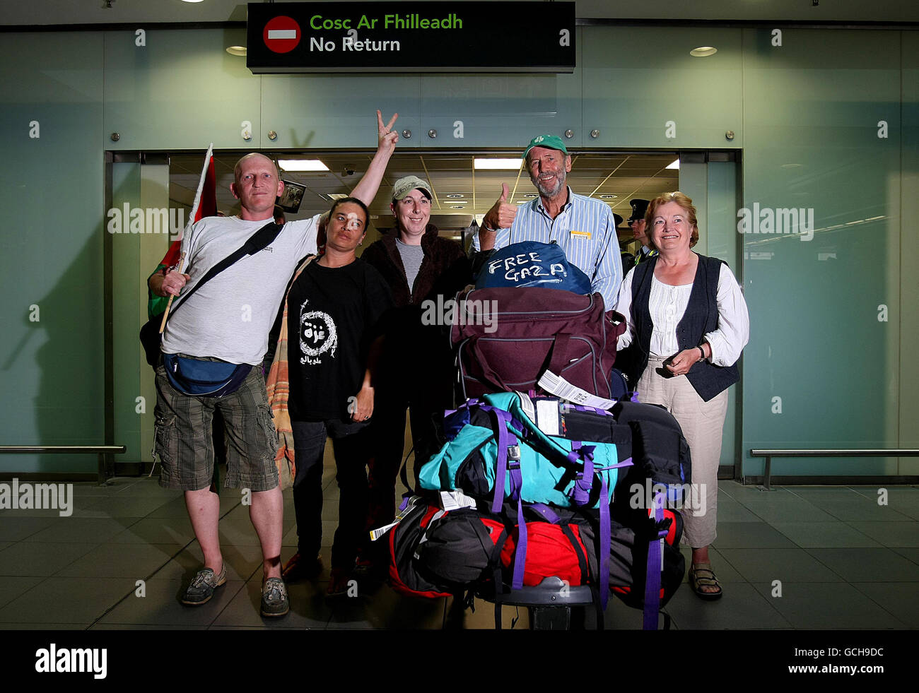 Left right first mate derek graham hi-res stock photography and images ...