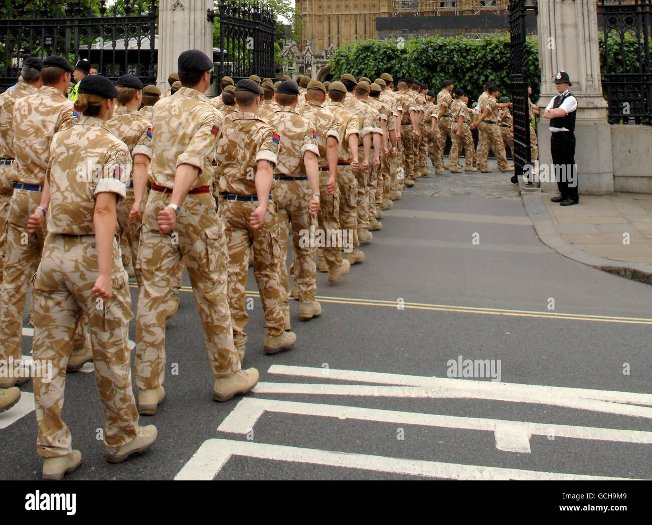 Defence afghanistan back view marching soldiers uniform mangdm hi-res ...