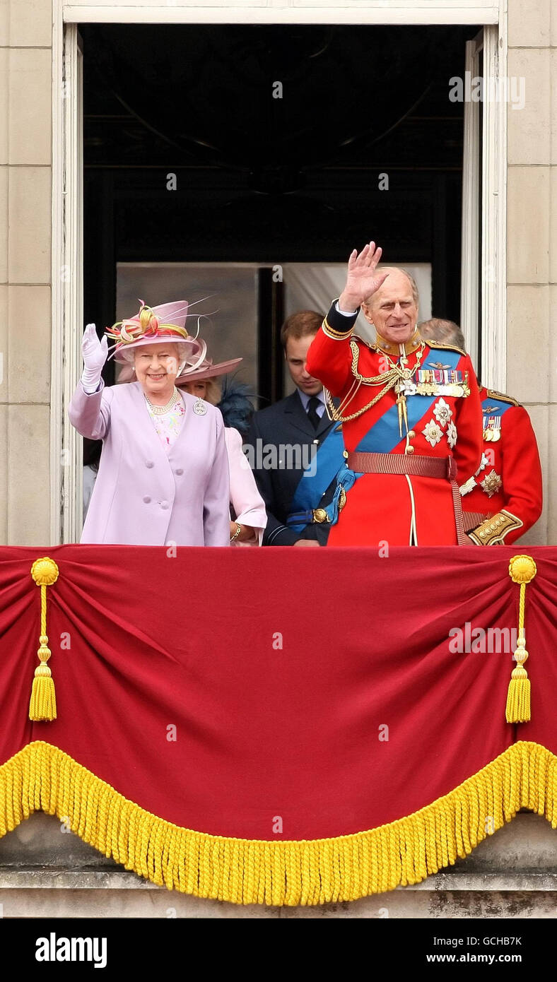 Queen elizabeth ii waves crowd balcony buckingham palace hi-res stock ...