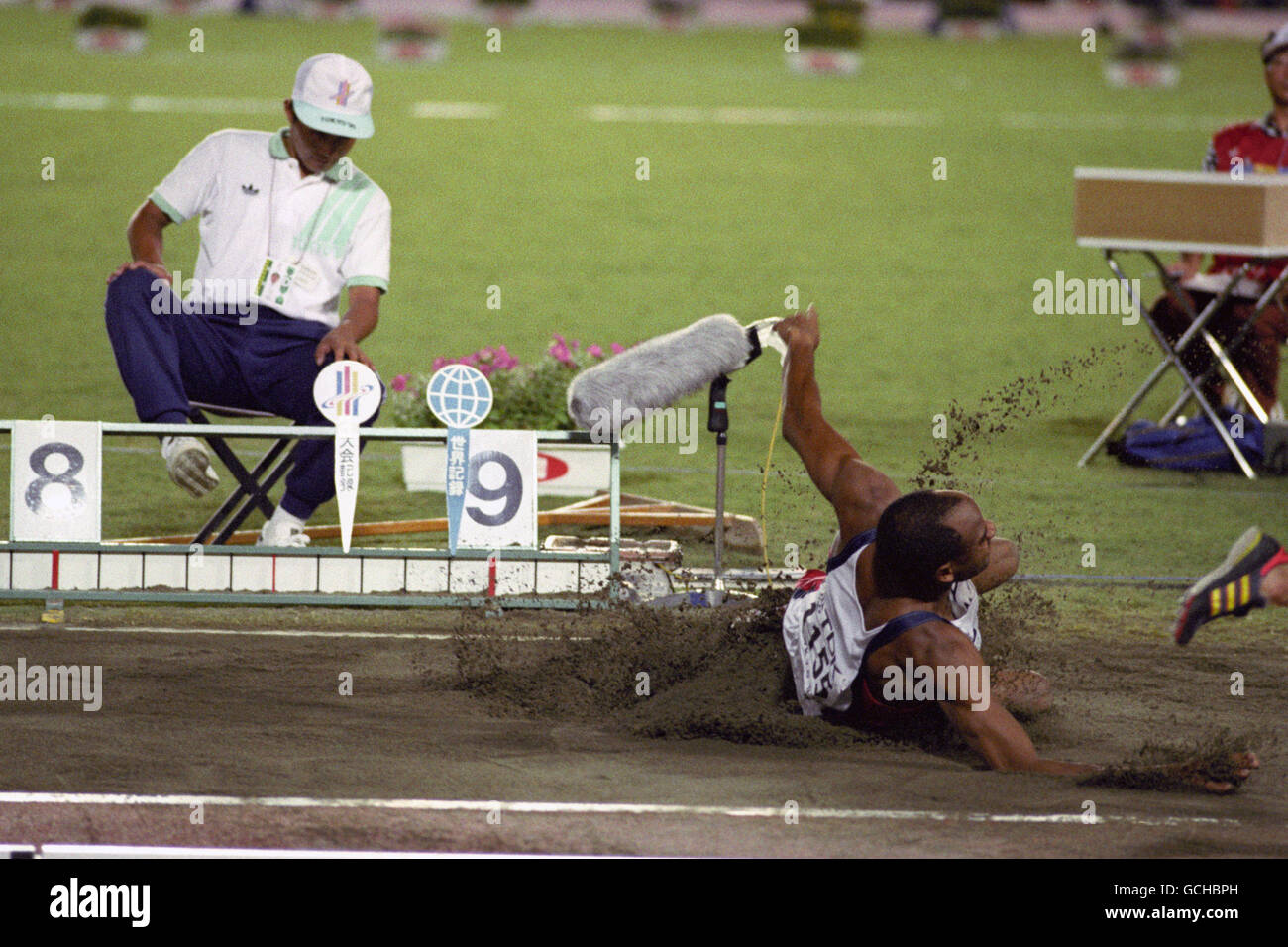Athletics - World Championships Tokyo '91 - Long Jump - Mike Powell USA ...