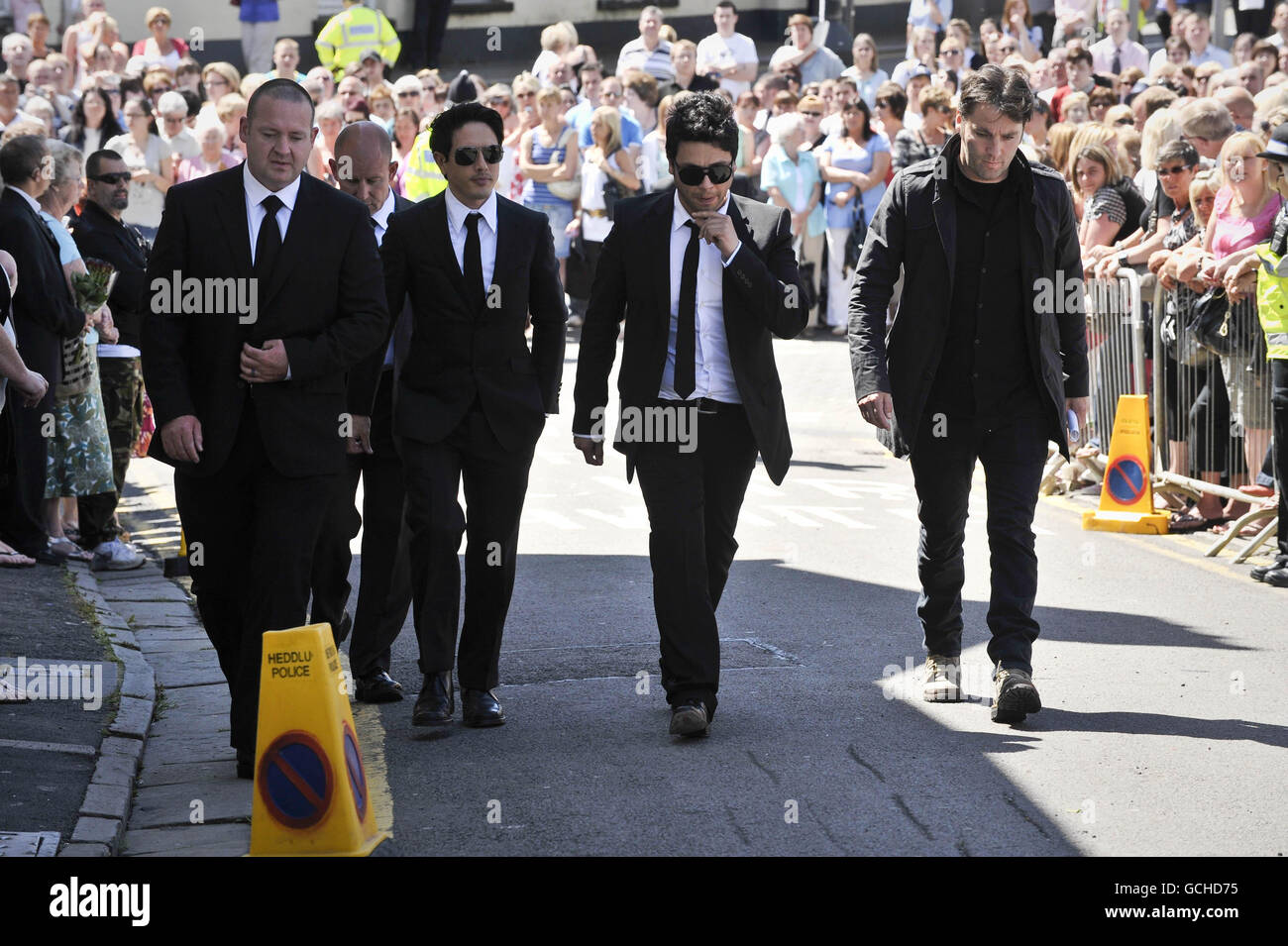 Mourners arrive at the funeral of ex stereophonics drummer stuart cable ...