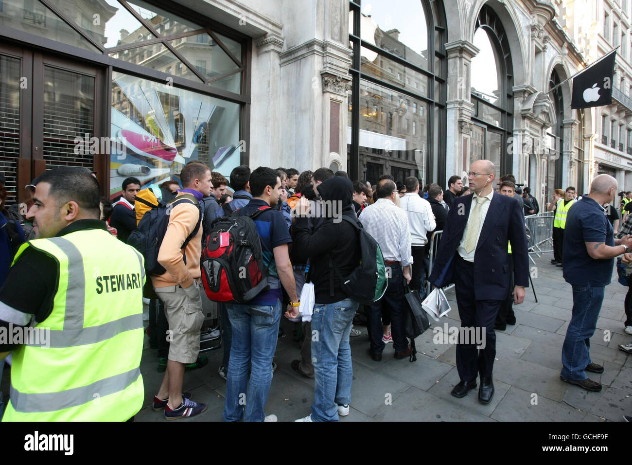 Apple customers queue hi-res stock photography and images - Alamy