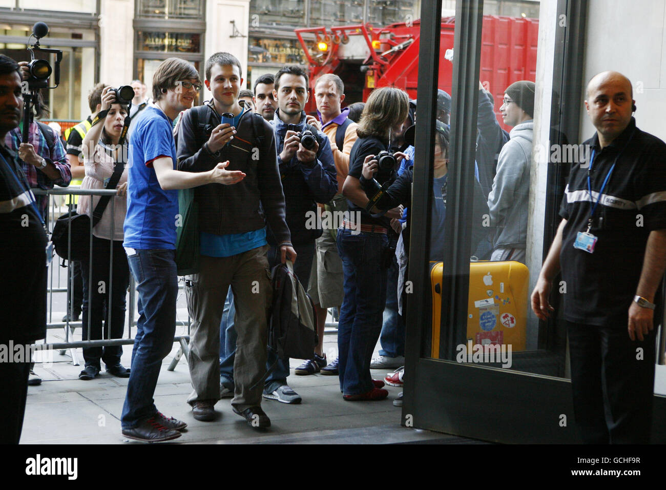 Customers queue purchase new iphone hi-res stock photography and images ...