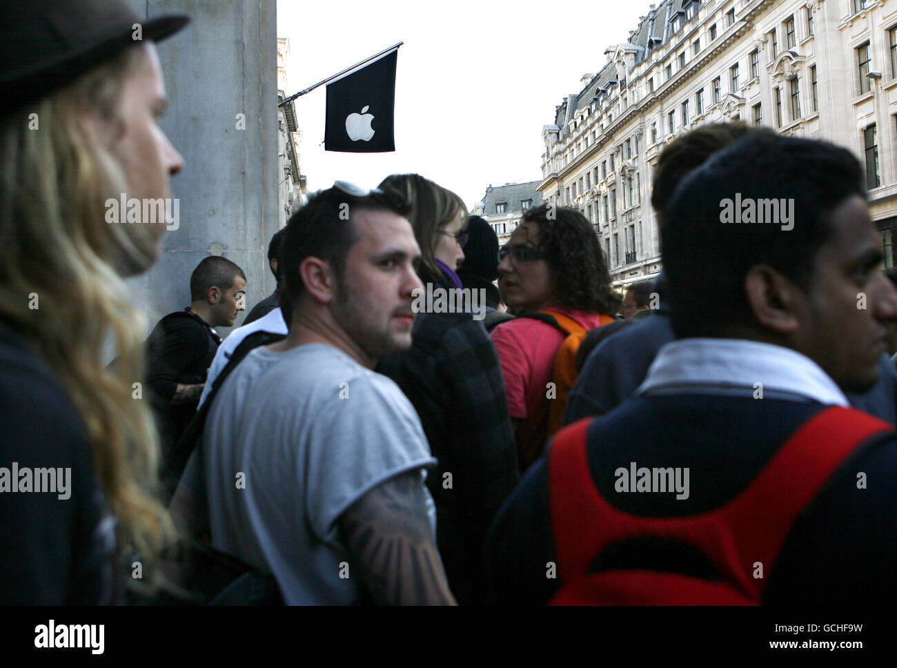 Customers queue up to purchase the new Apple iPhone 4 at Apple's ...