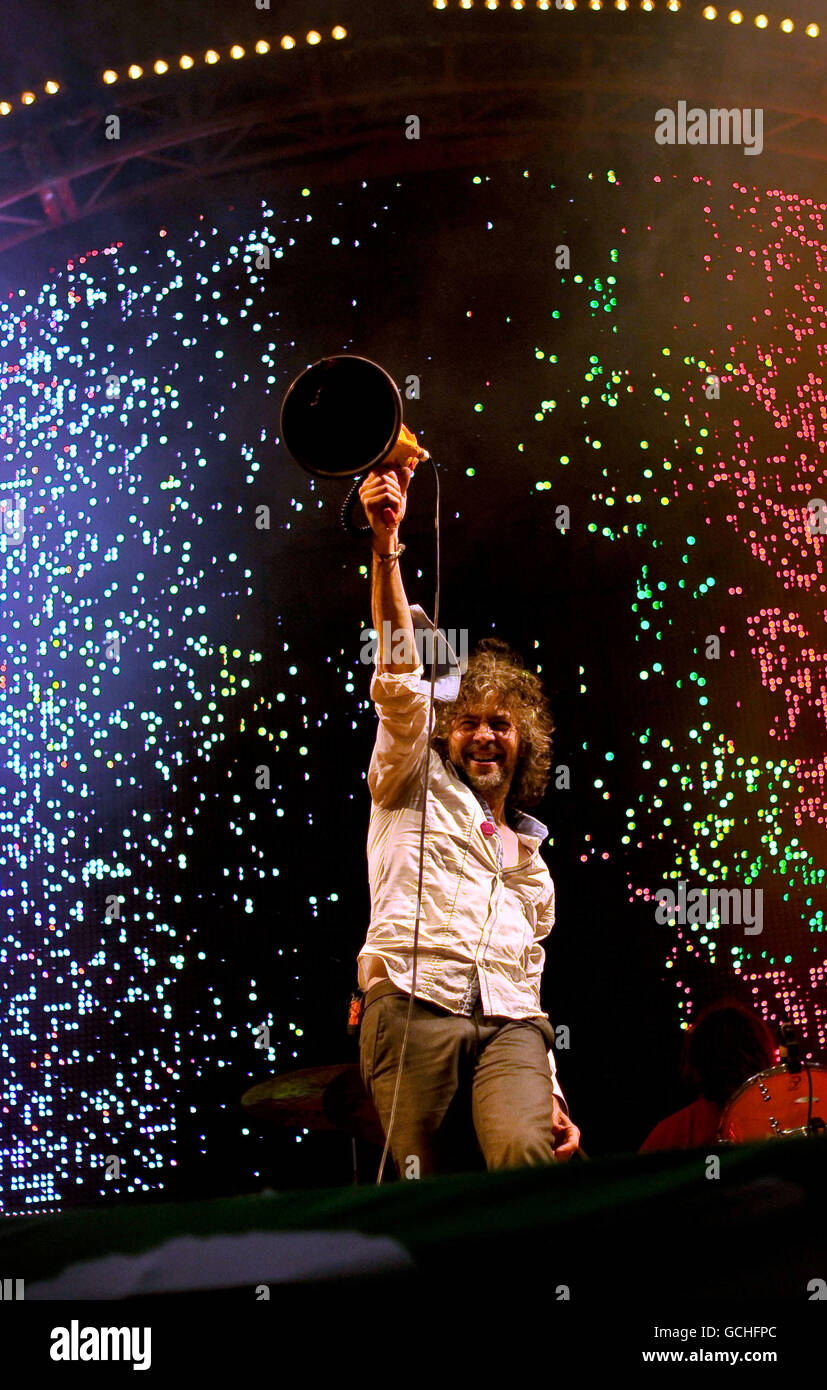 Glastonbury Festival 2010 - Friday. The Flaming Lips lead singer Wayne ...
