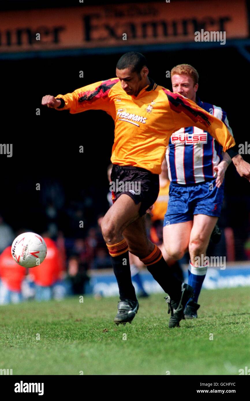 SOCCER. L-R: DEAN RICHARDS, BRADFORD CITY. RONNIE JEPSON, HUDDERSFIELD ...