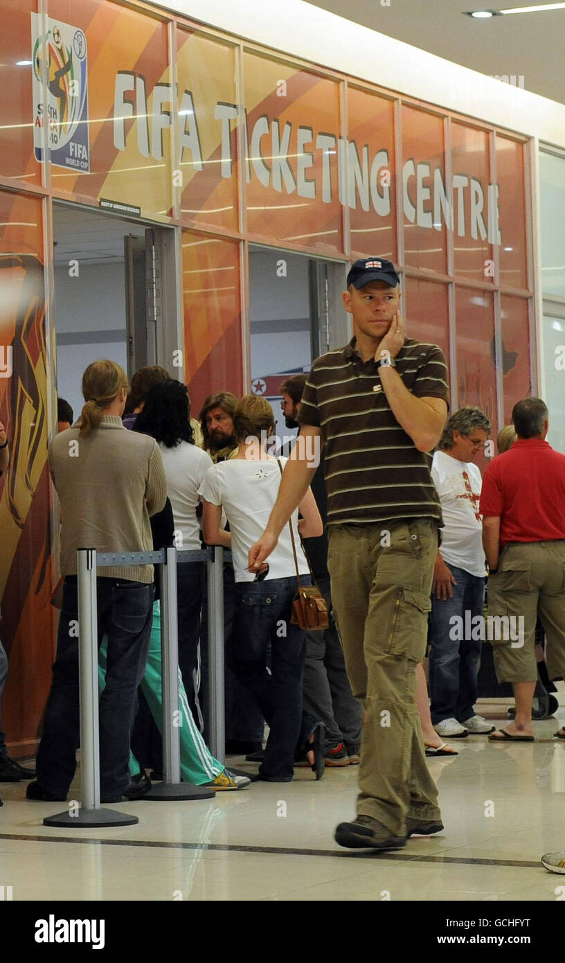 Queue fans outside ticket office hi-res stock photography and images ...