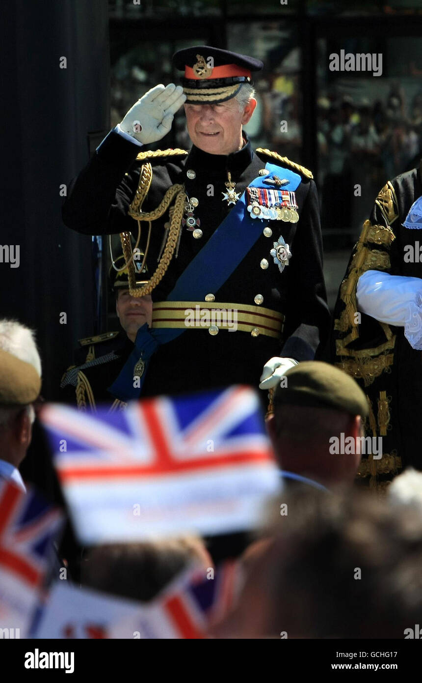 Defence general view gv charles royals royalty saluting uniform hi-res ...