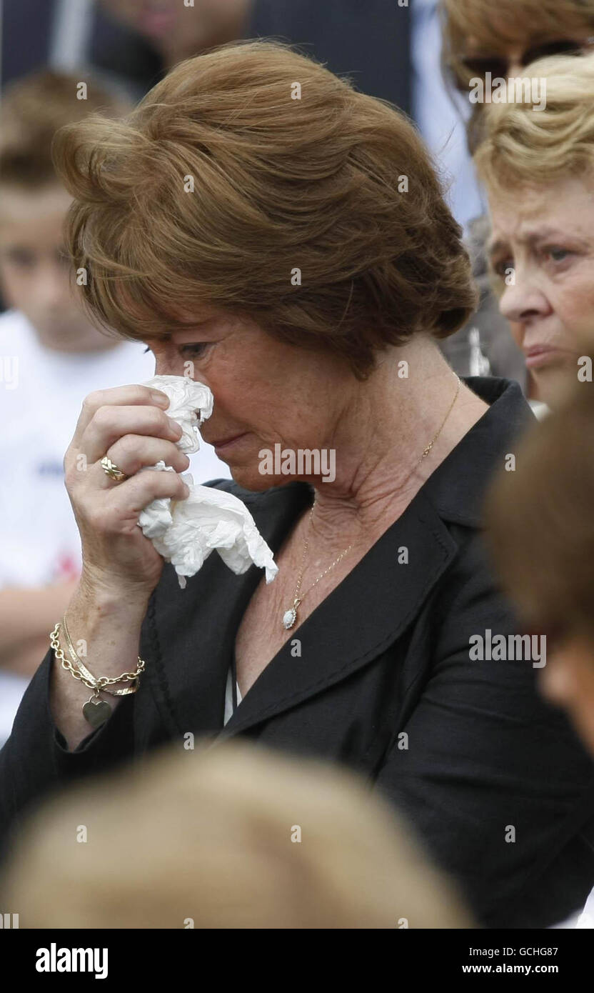 Former Chief of Staff of the Defence Forces, Dermot Earley's wife Mary ...