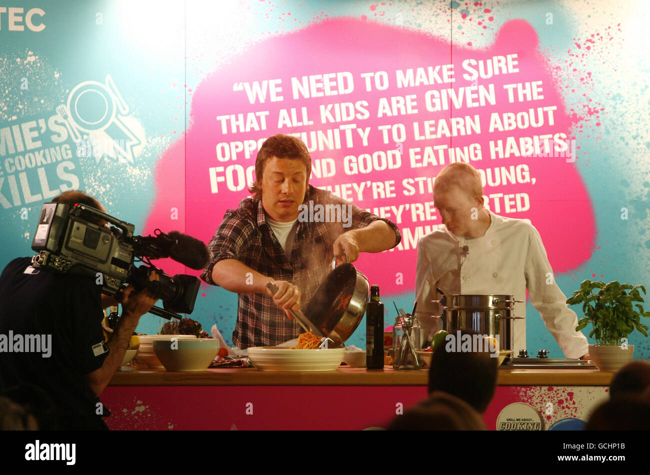 Jamie oliver cooking skills qualification hi-res stock photography and ...