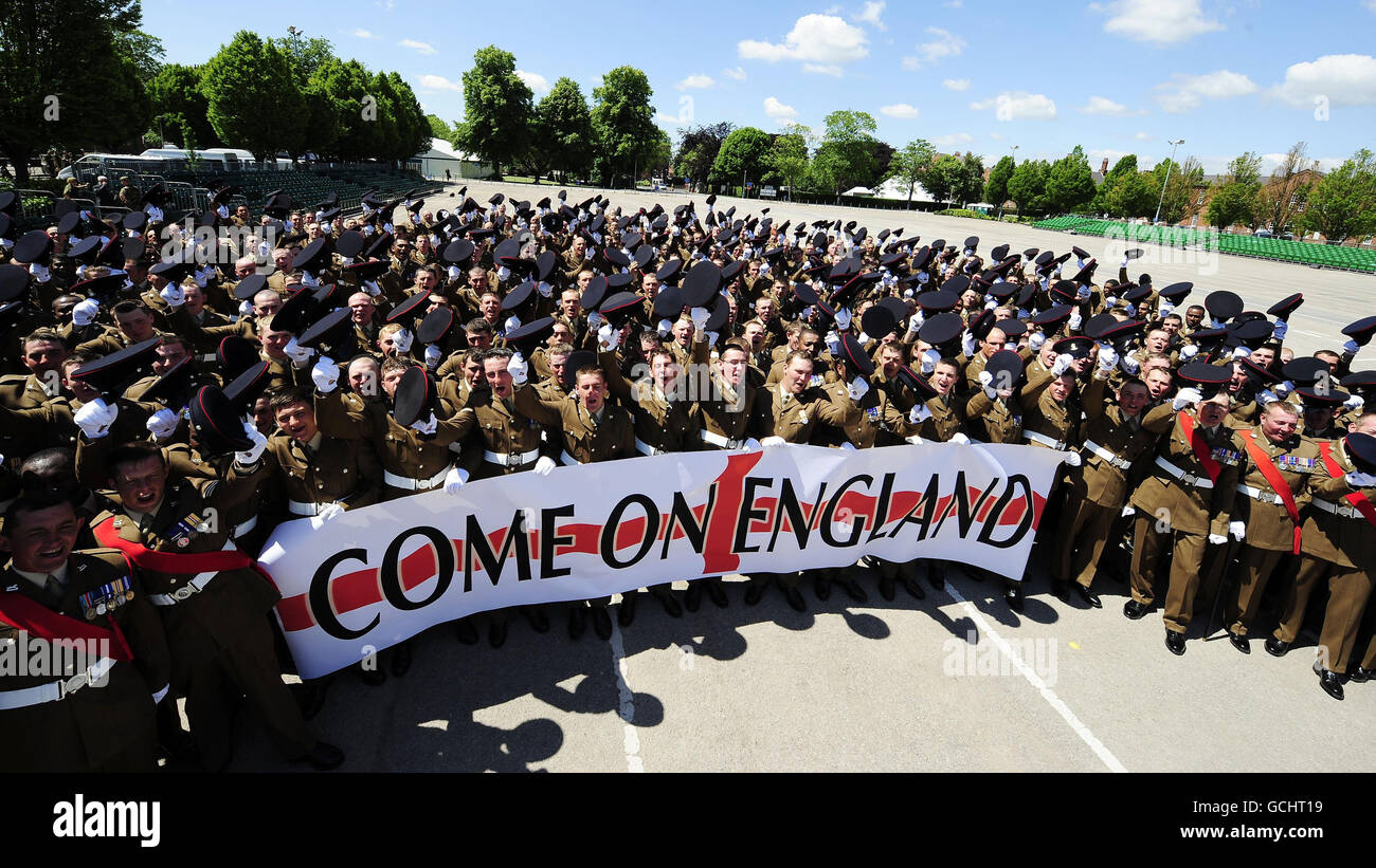 Hundreds of British soldiers from the Yorkshire Regiment send a message ...